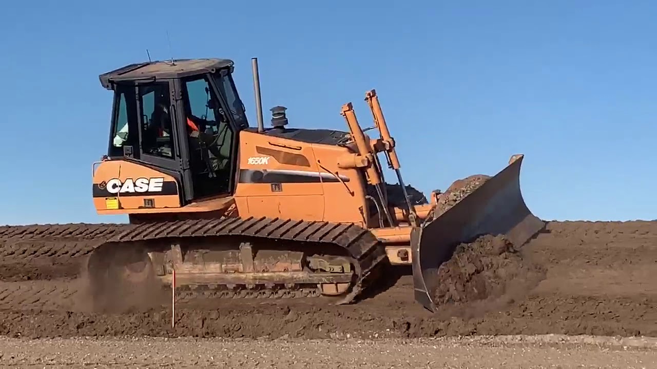 Case 1650k fine grading at land fill - YouTube