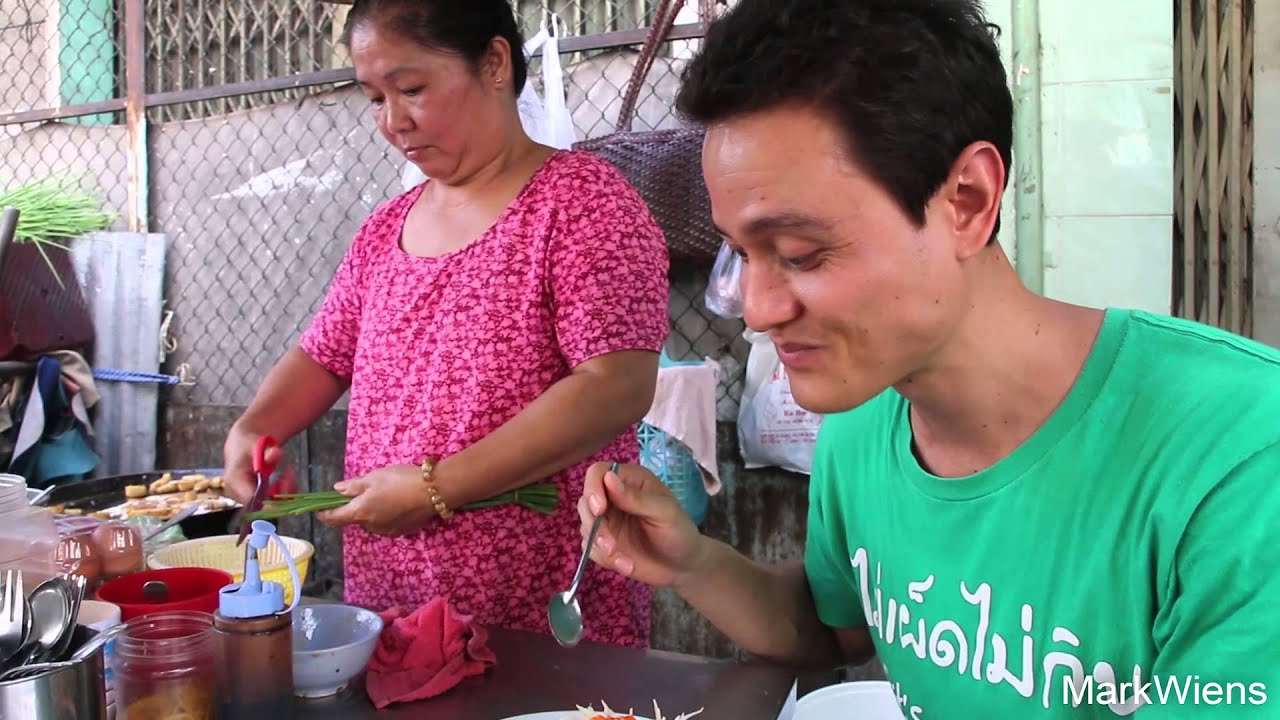 Bot Chien (Bột Chiên) - Vietnamese Street Food in Saigon - YouTube