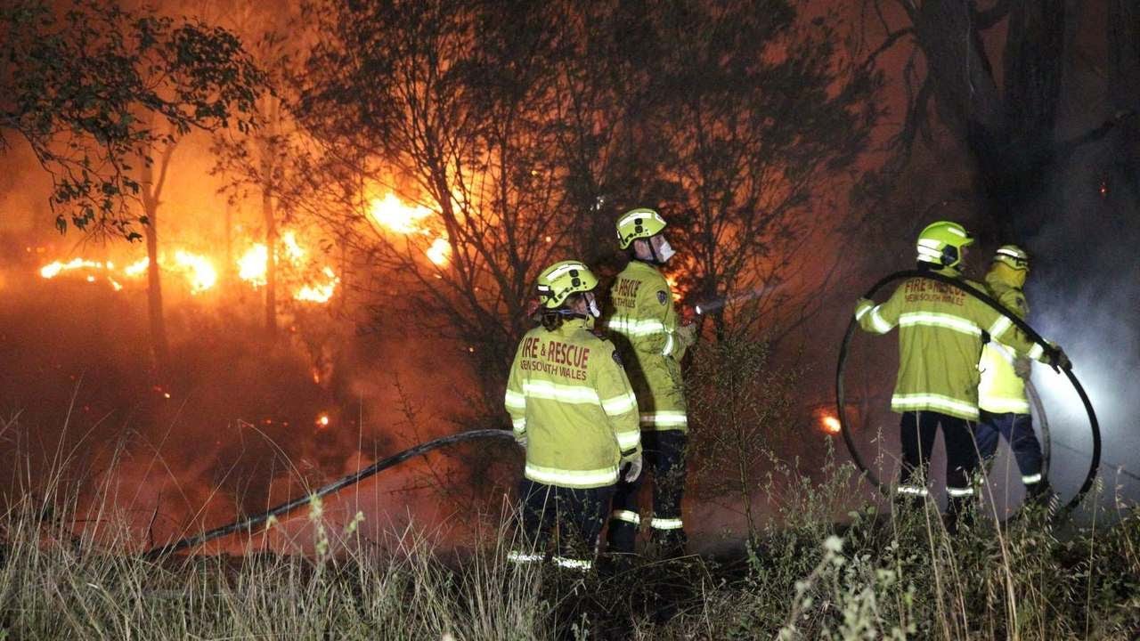 Fire crews defend back burning that destroyed 20 homes - YouTube