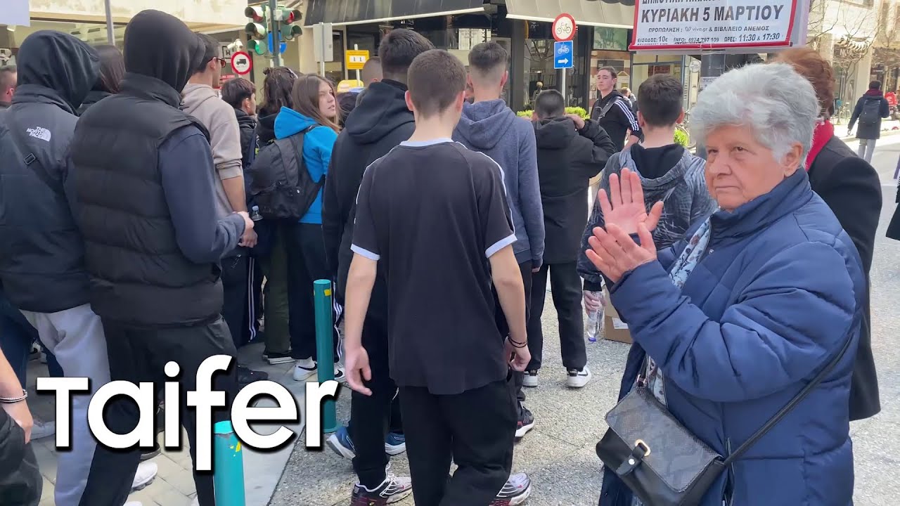 Κλαίνε και χειροκροτούν μαθητές που διαδηλώνουν για τους νεκρούς των ...