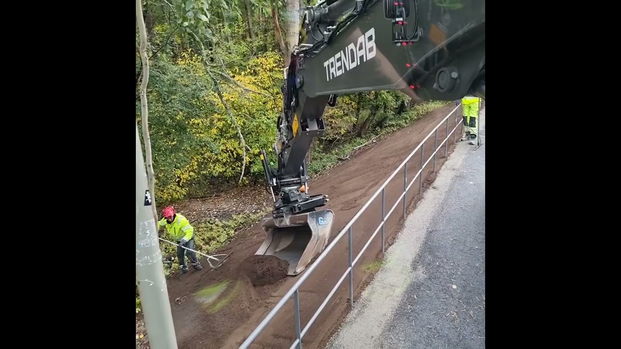 Volvo EWR150E with Steelwrist tiltrotator and trailer in real speed ...
