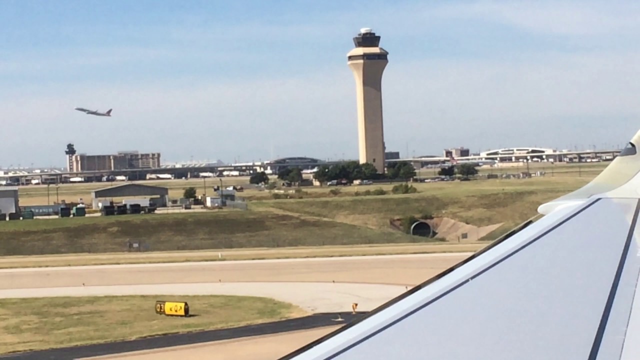 Parallel landing Qantas A380 and American Airlines - Dallas Fort Worth ...