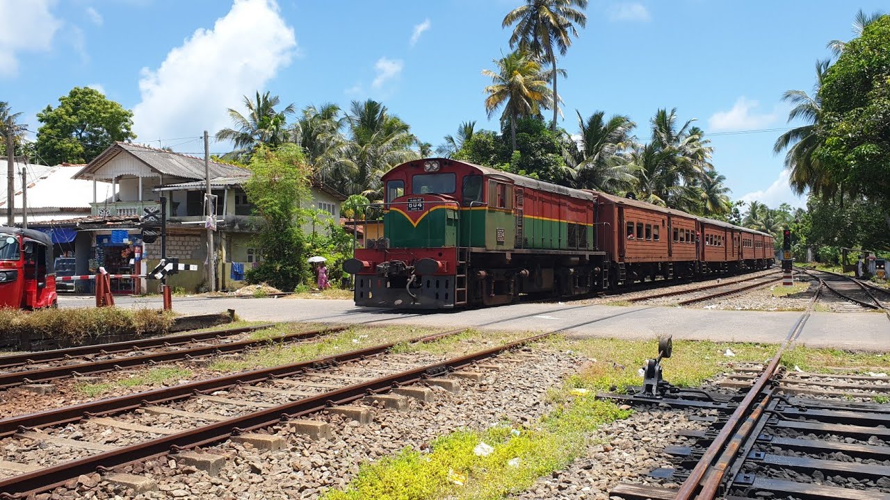 Sri Lanka Railway M7 loco at aluthgama #railway #srilankatrain #ceylon ...
