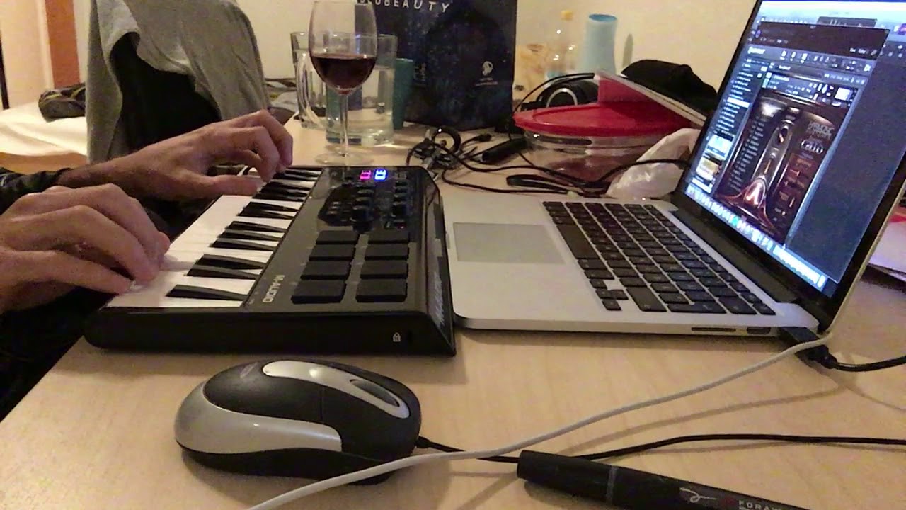 M-Audio Axiom AIR Mini 32 - DEMO playing Logic Pro X - YouTube
