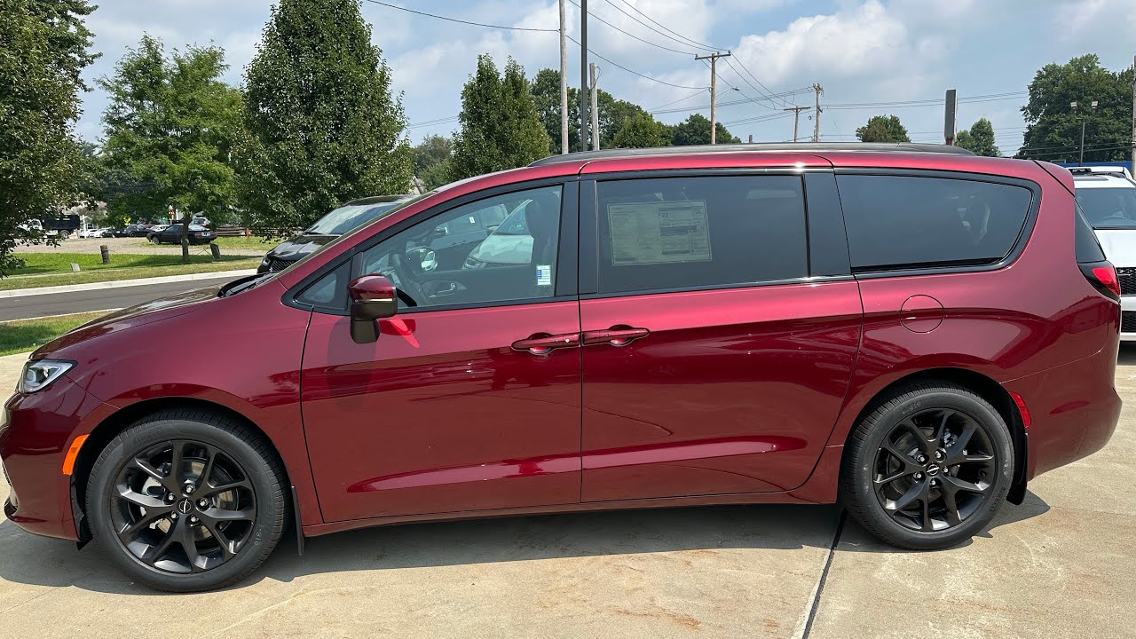Chrysler Pacifica S Red 2023 - YouTube