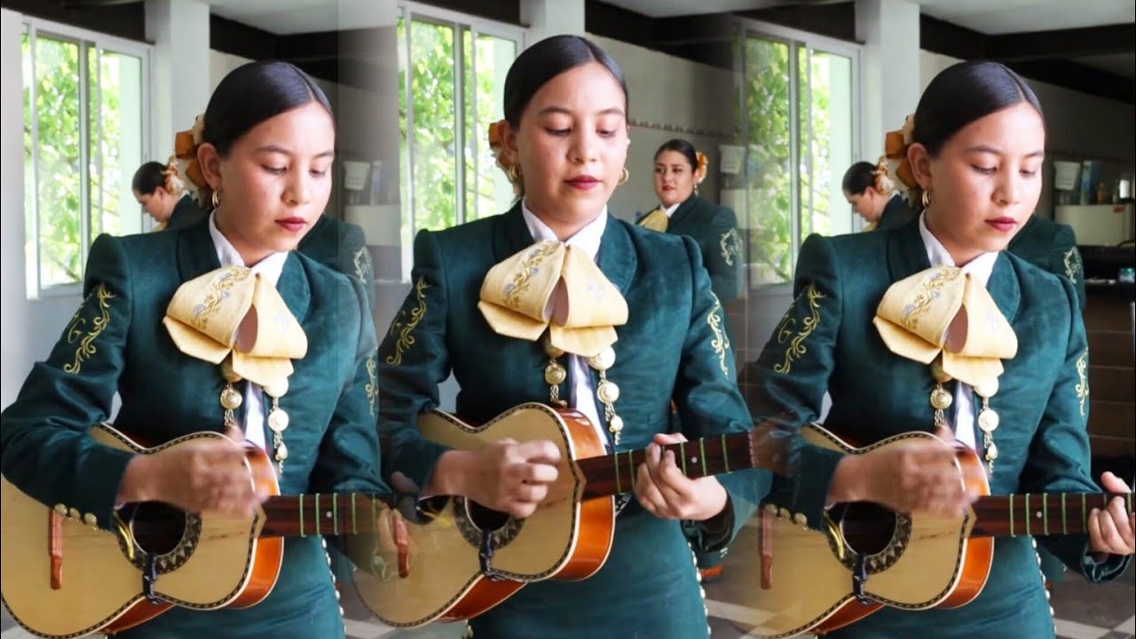 Ella es Alexa Guzmán del Mariachi Femenil Grullense y así toca su ...