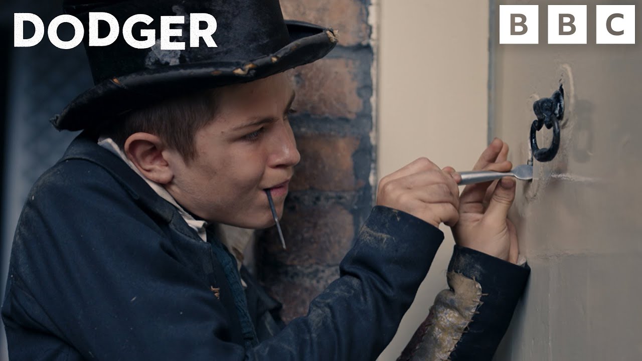 What's Dodger Up To? | Dodger's Christmas Special | FIVE MINUTE Sneak ...