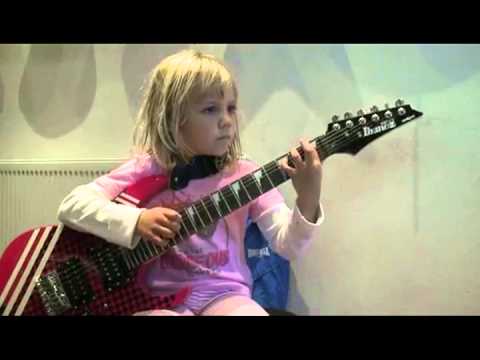 6 Year old Zoe Thomson plays Linkin Park's New Divide - YouTube