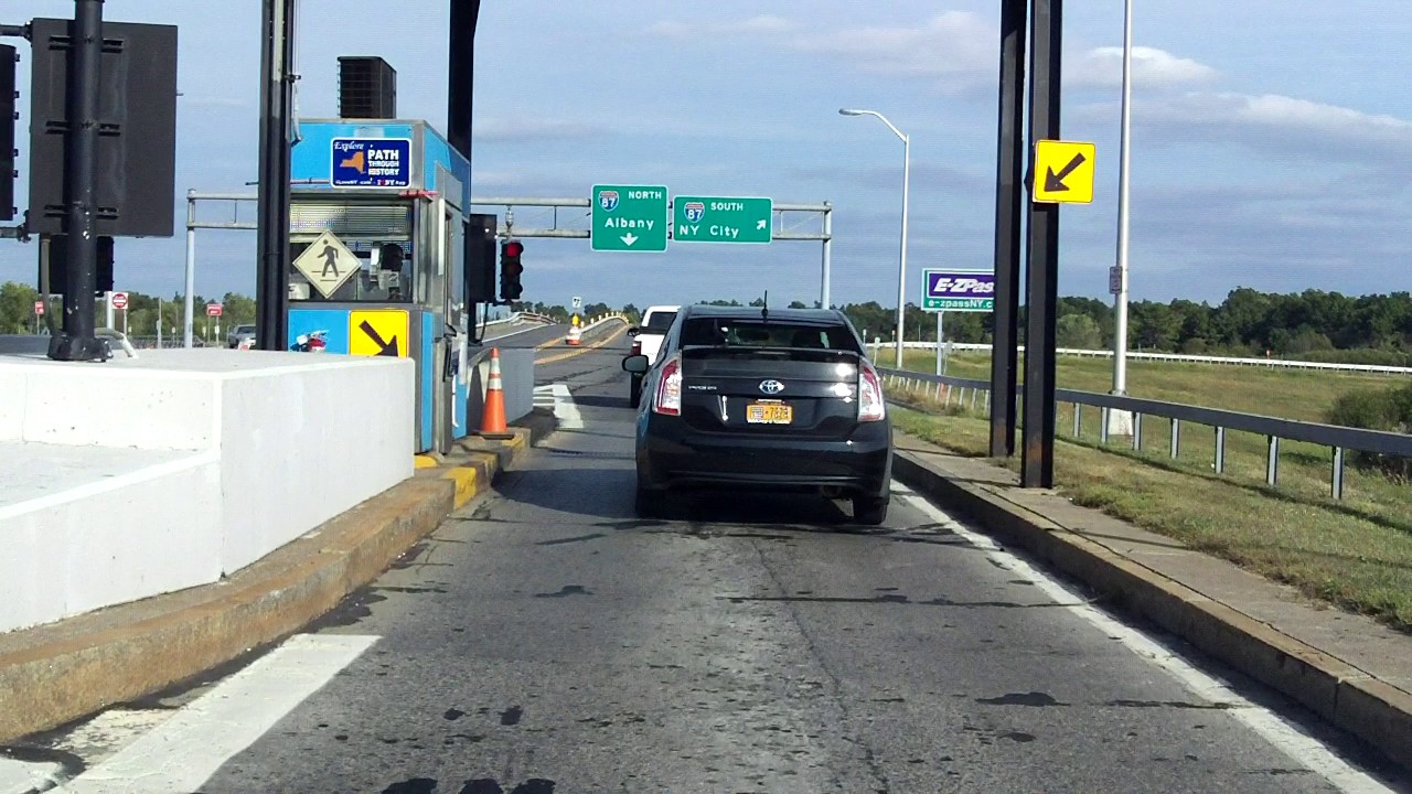New York State Thruway (Interstate 87 Exit 21B) southbound/outbound ...