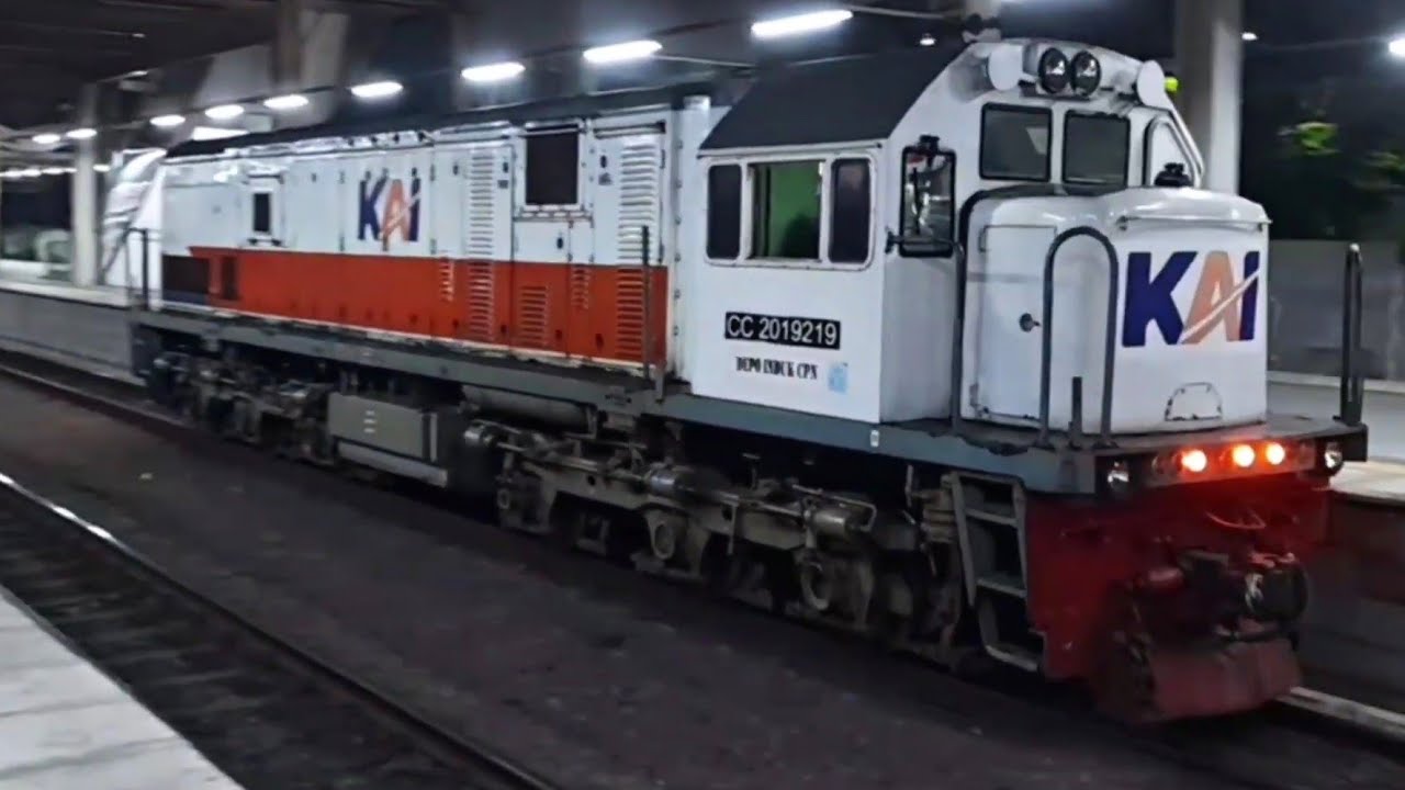 Nonton kereta api malam di Stasiun JATINEGARA | INDONESIAN RAILWAYS ...