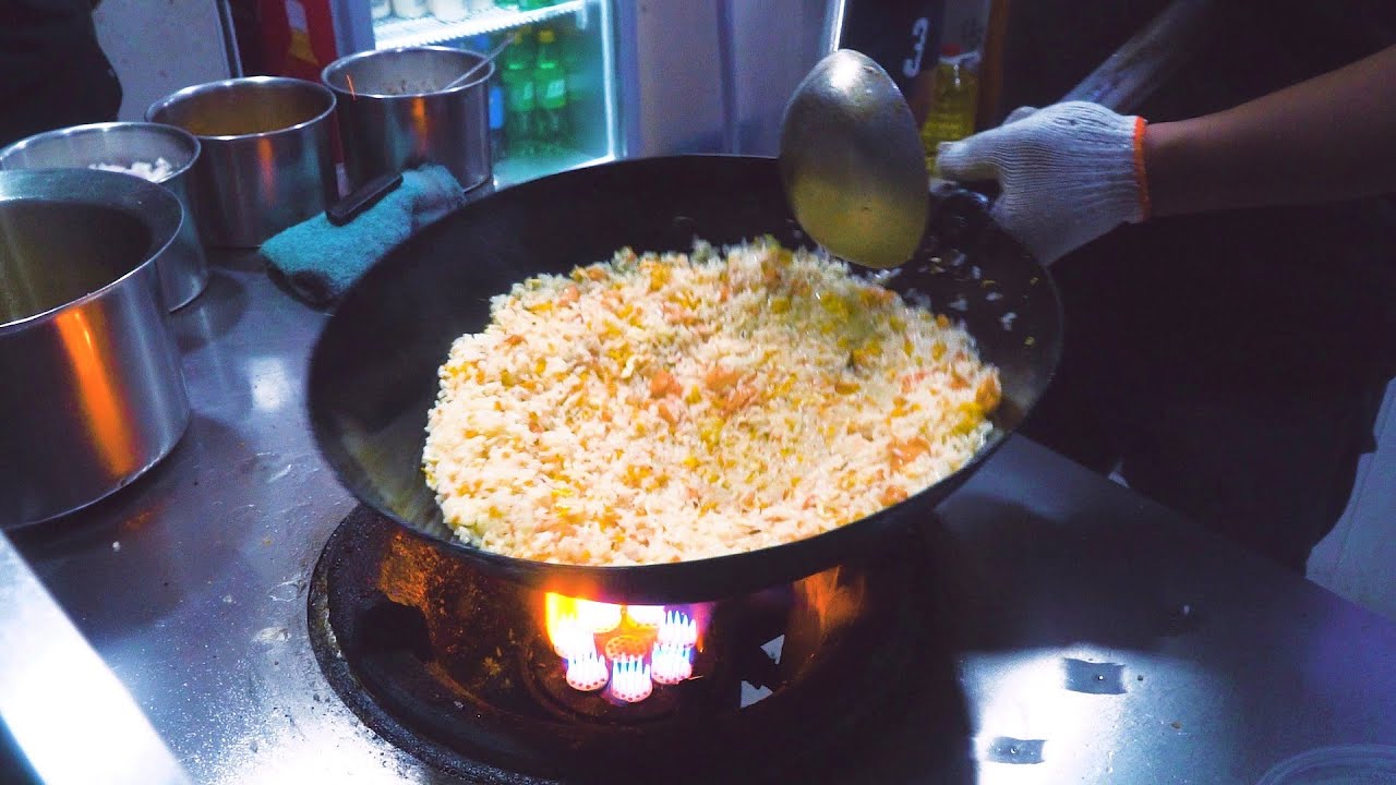 Chinese Street Food -Big egg chicken fried rice, fried rice noodles ...