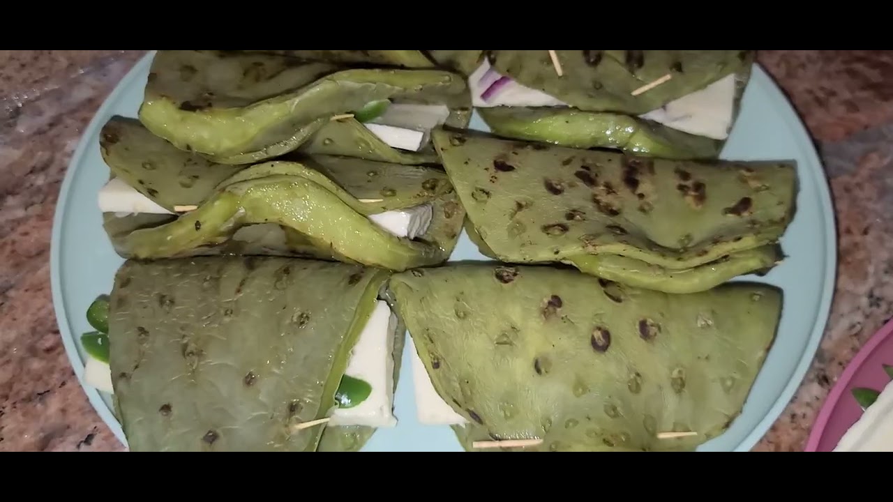 Nopalitos Rellenos de queso chile y cebolla asados al comal - YouTube