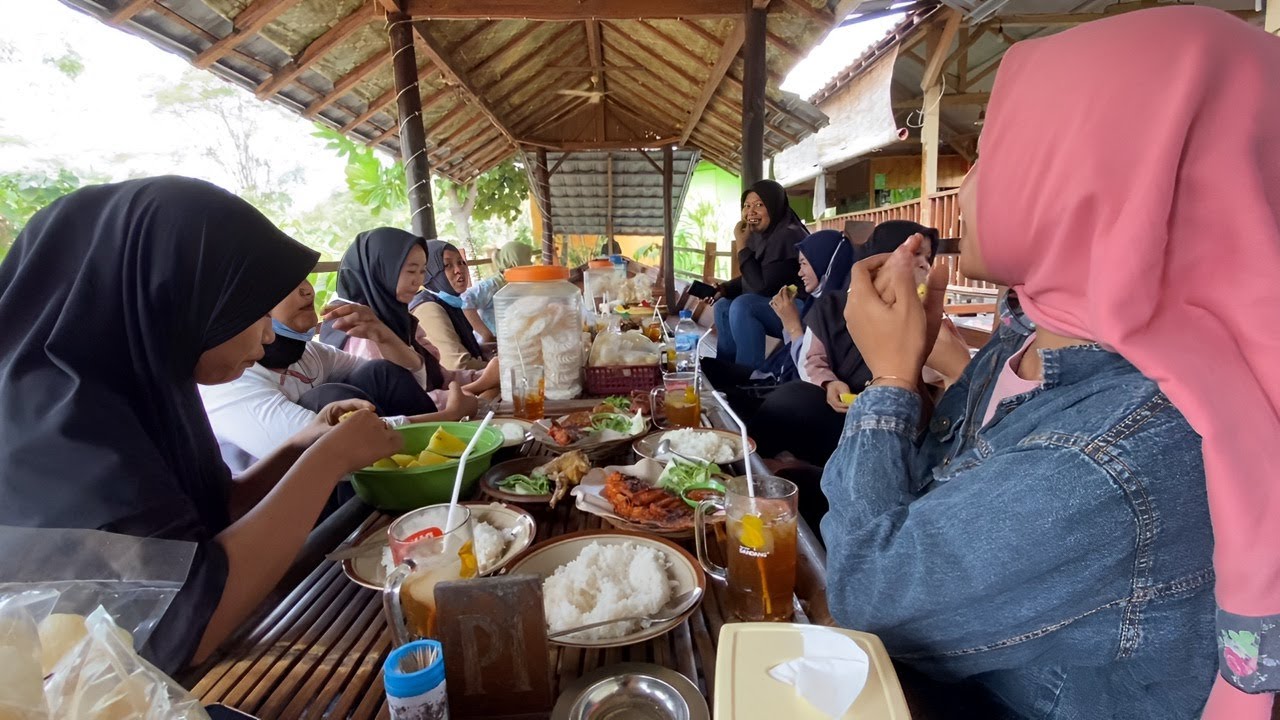 KUMPUL MAKAN-MAKAN BERSAMA TEMAN PABRIK - YouTube