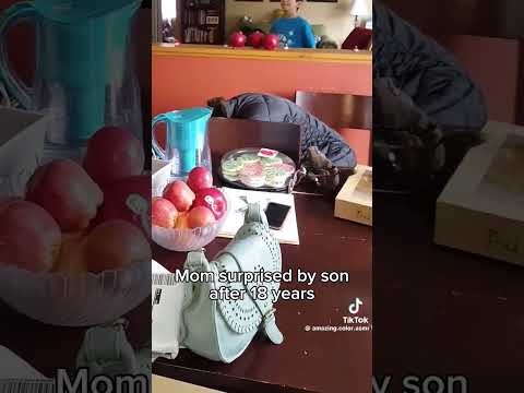 Mom was surprised by her son after 18 years, sooo long