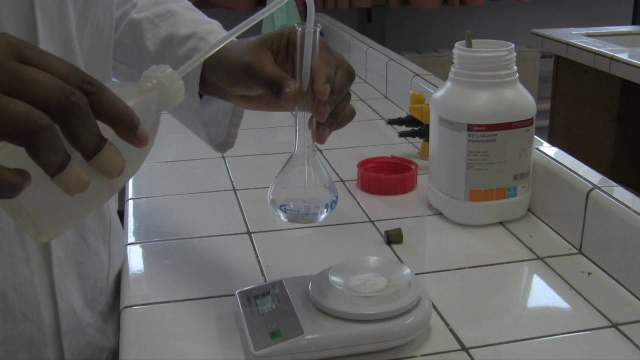Préparation d'une solution de glucose par dissolution - YouTube