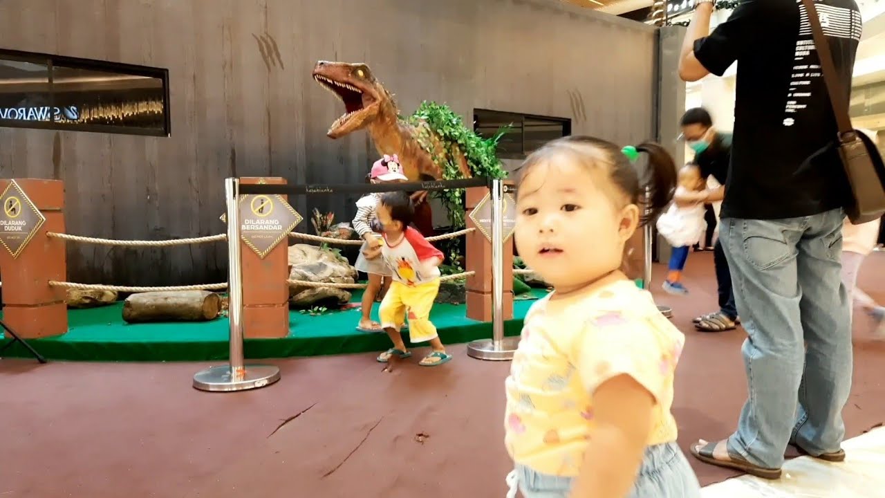 Khalisa takut liat patung dinosaurus tyrex - YouTube