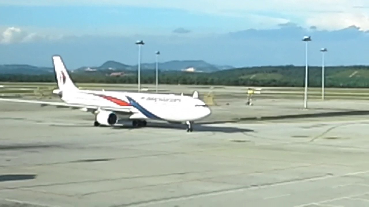 Malaysia airlines A330 MH360 taxi at KLIA - YouTube