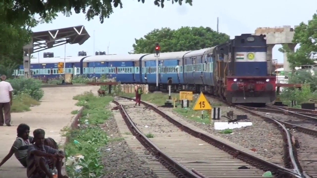 16187 Karaikkal - Ernakulam Express Entering into NAGAPATTINAM - YouTube