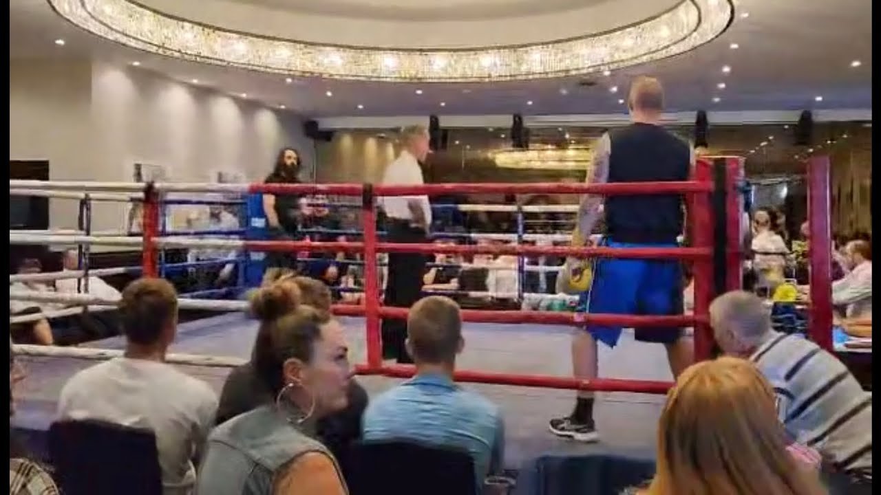 Debut white collar heavyweight boxing, Marc blue corner Vs Tom red ...