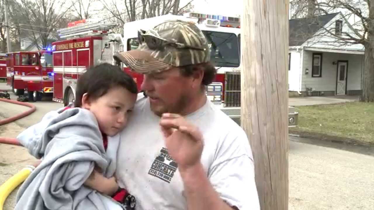 Construction workers save kids from burning home - YouTube