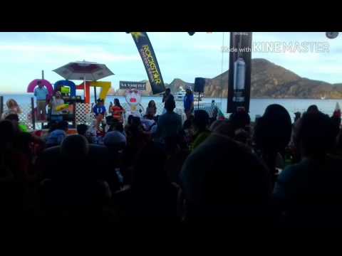 Chica bailando Mango deck ''los cabos''