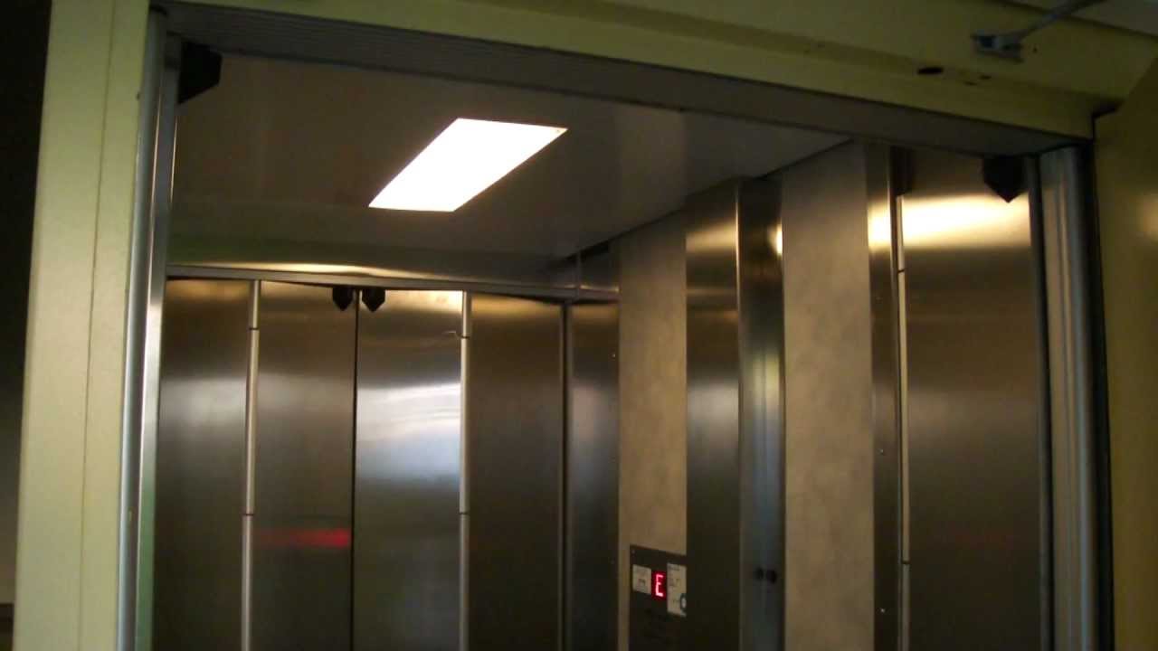 EPIC FAIL! The folding doors broke down, on an Svenska TecnoLift ...