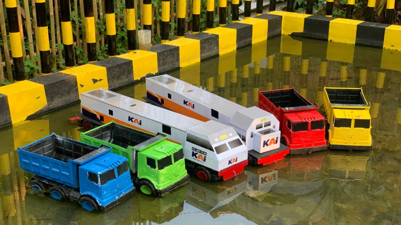 Kereta Api Besar Dua Lokomotif CC 201 Dan CC203 Menarik Truk Pasir ...