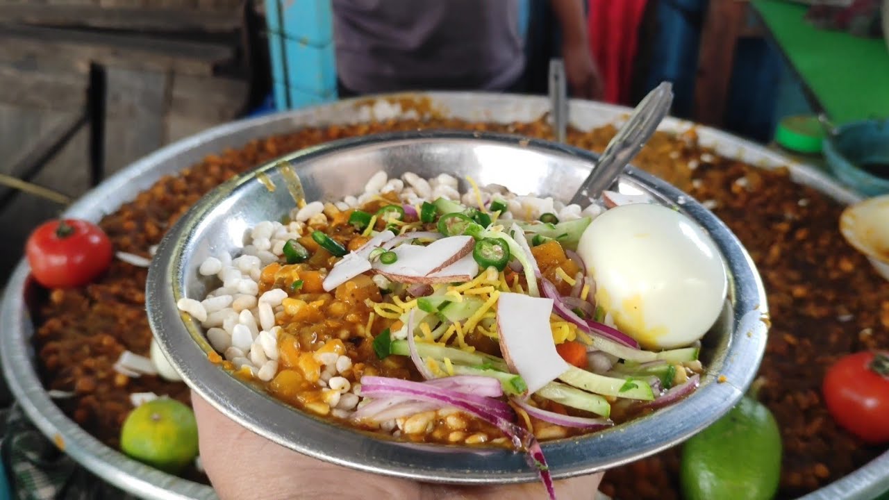 Kolkata's Most Delicious EGG GHUGNI MURI DUM ALOO CHAAT | Bengali ...