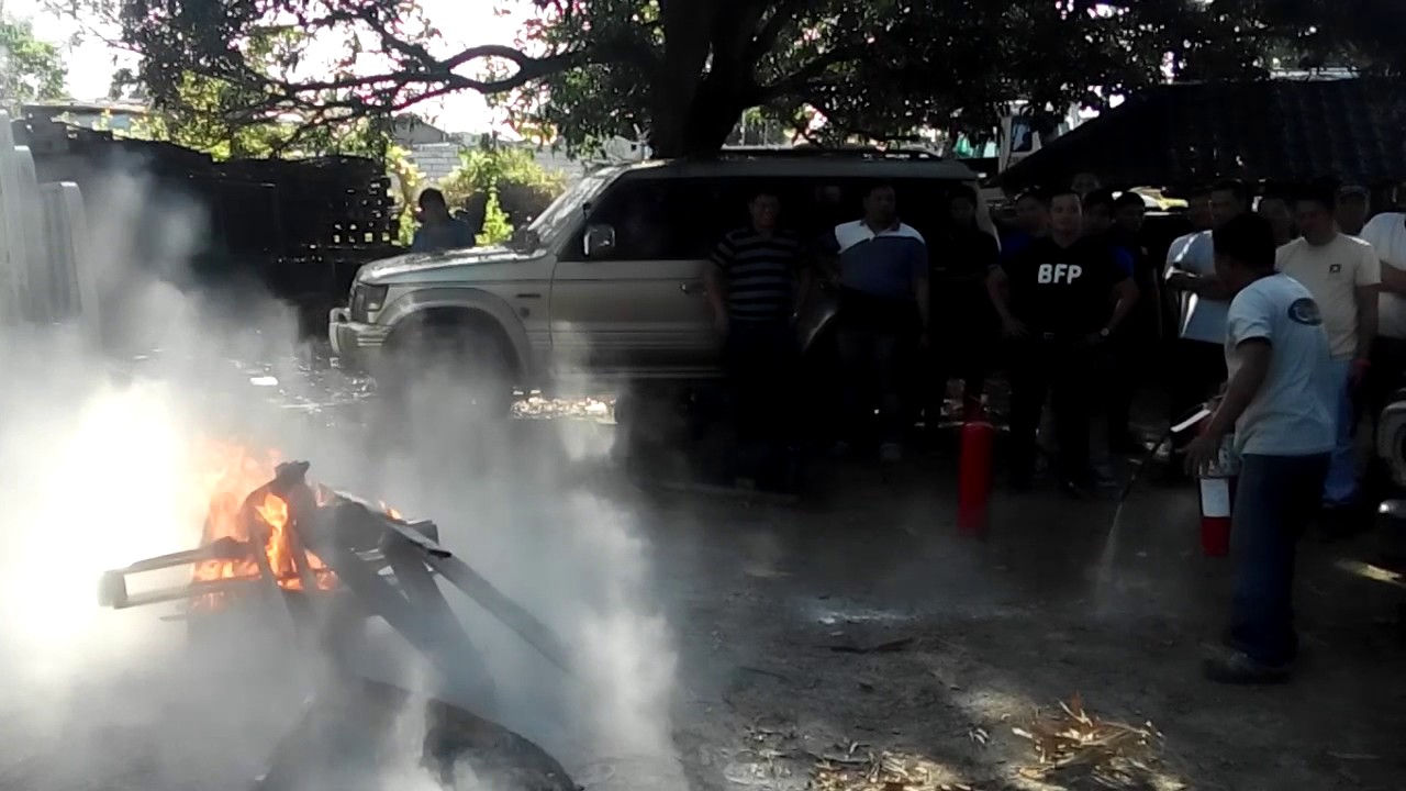 fire extinguisher fail (worn out hose) - YouTube