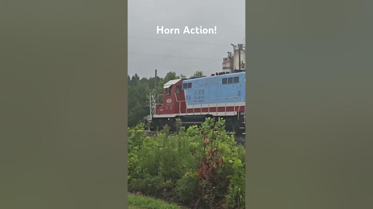 CLNA #4624 blasting its horn! - YouTube