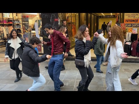 Ritimlere Dayanamayan Güzel Kızlar Kadıköy’ü Salladı 💃💃
