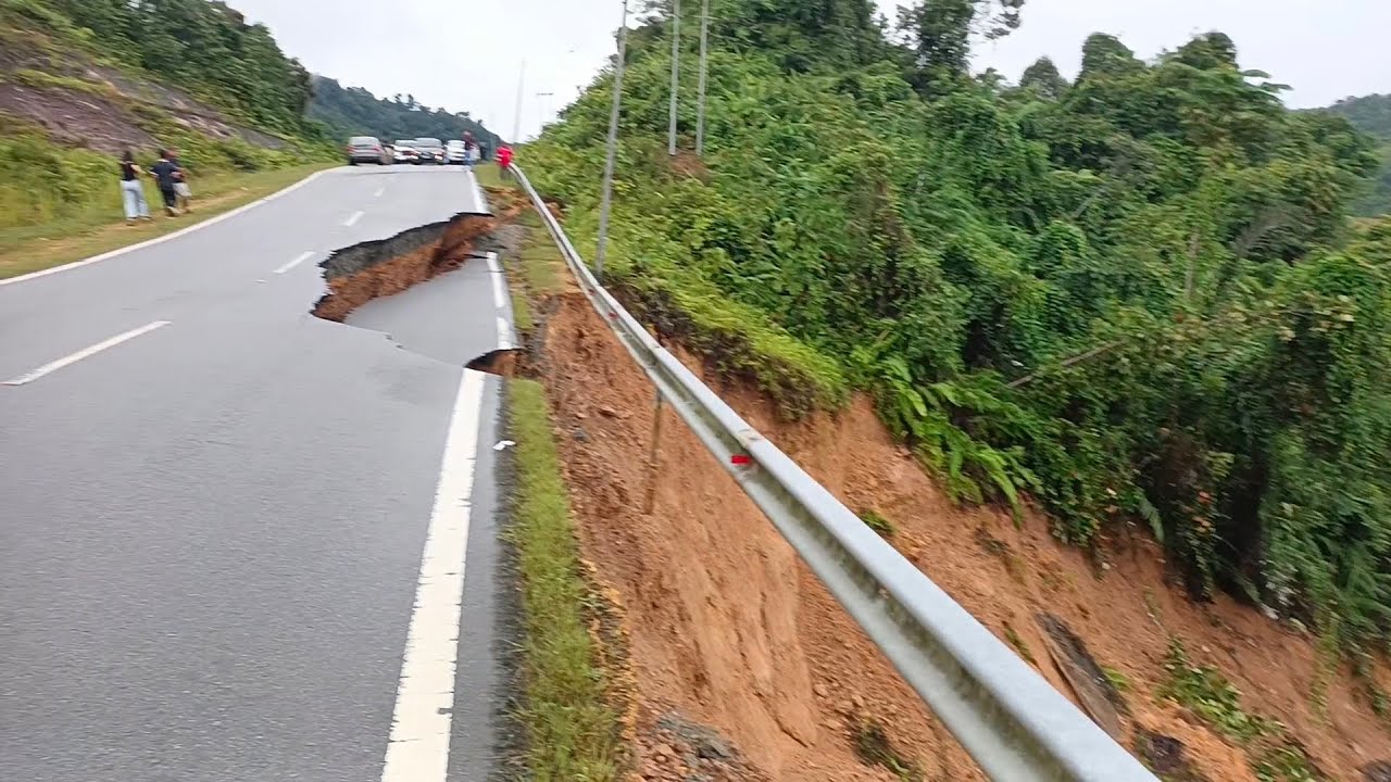 Plan Bermalam Di Sibu Tidak Jadi//Jalan Raya Runtuh😱 - YouTube