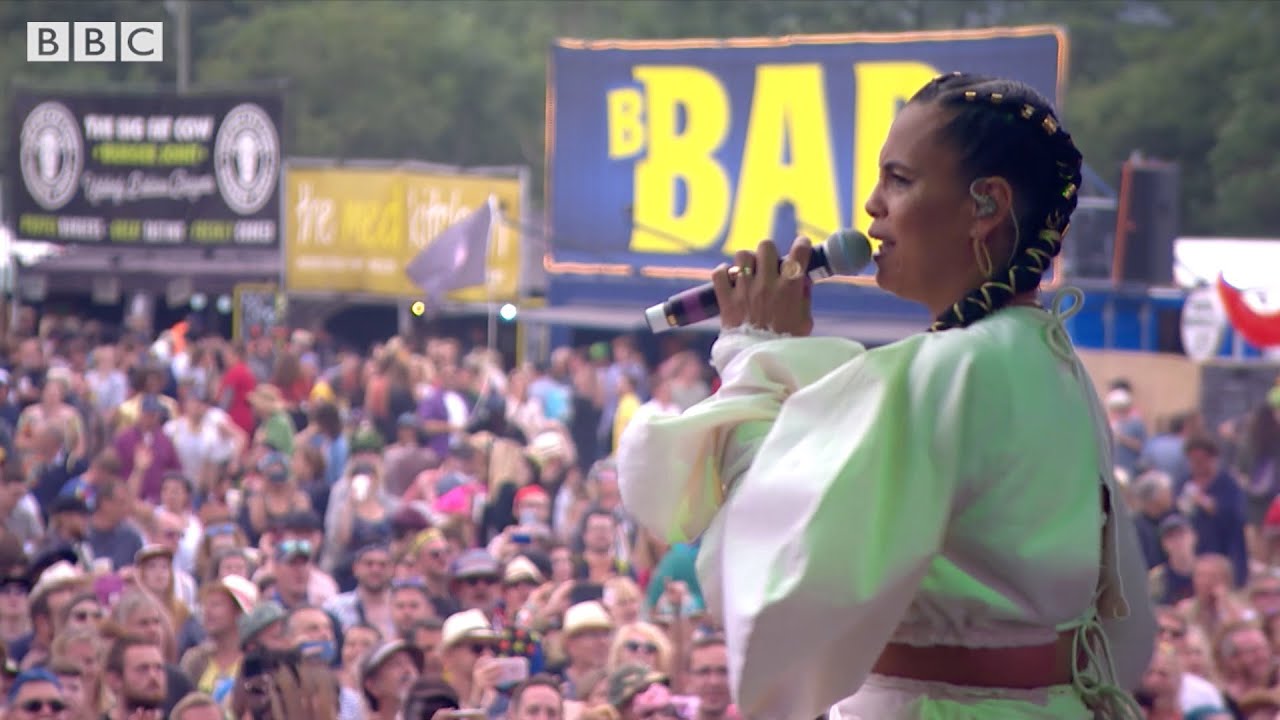 Neneh Cherry - Buffalo Stance (Live at Glastonbury 2019) - YouTube