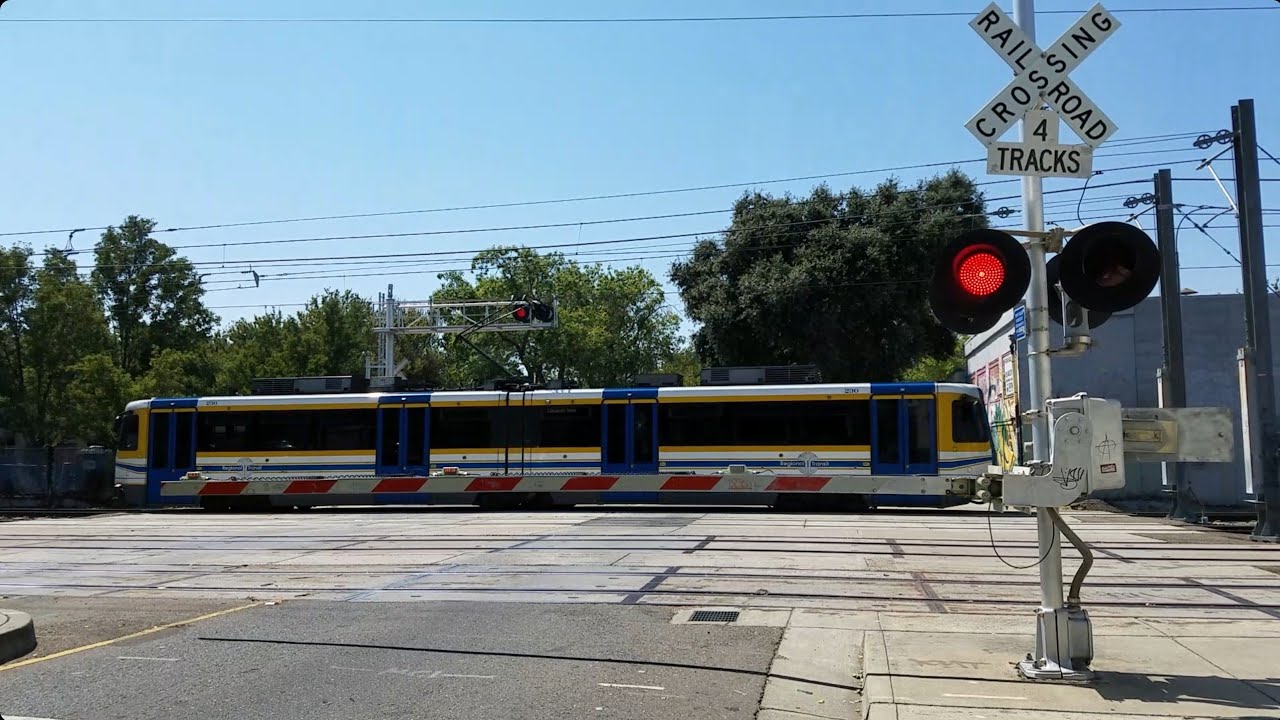 S Street Railroad Crossing, Sacramento Light Rail Blue Line Trains ...