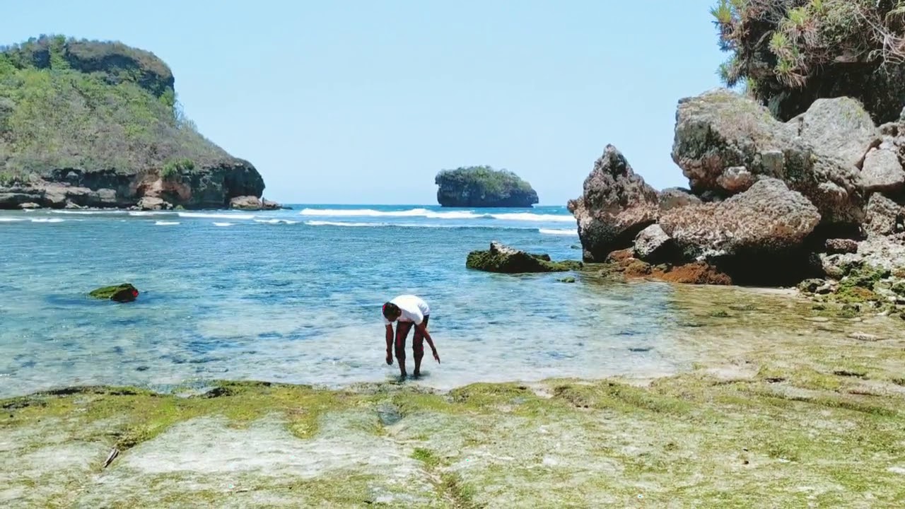 Indahnya Pantai Goa Cina Malang sungguh mempesona - YouTube
