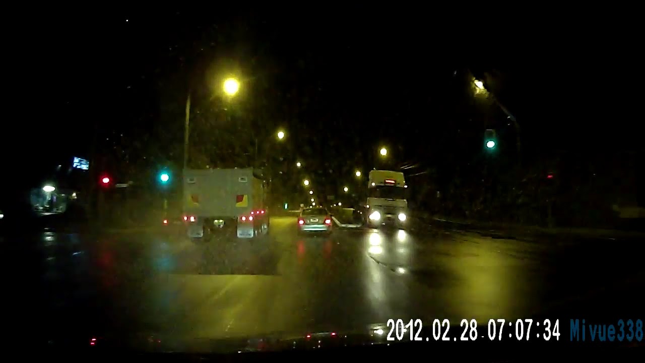 [AUSCAM] 24-03-2015 Truck changes lane on top of car, spins it out of ...