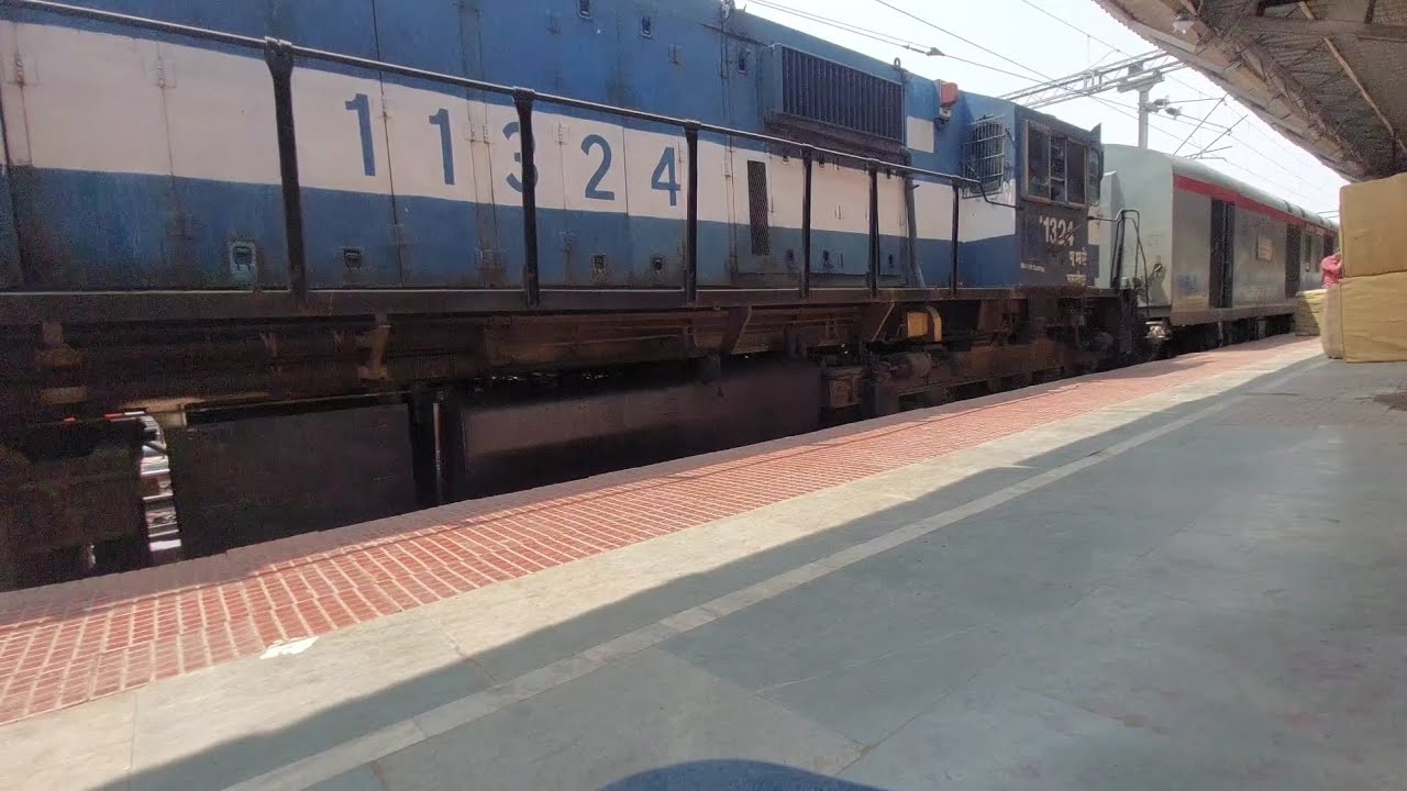 Train No. 12558 Sapt Kranti SF being Shunted at Muzaffarpur Jn with SPJ ...