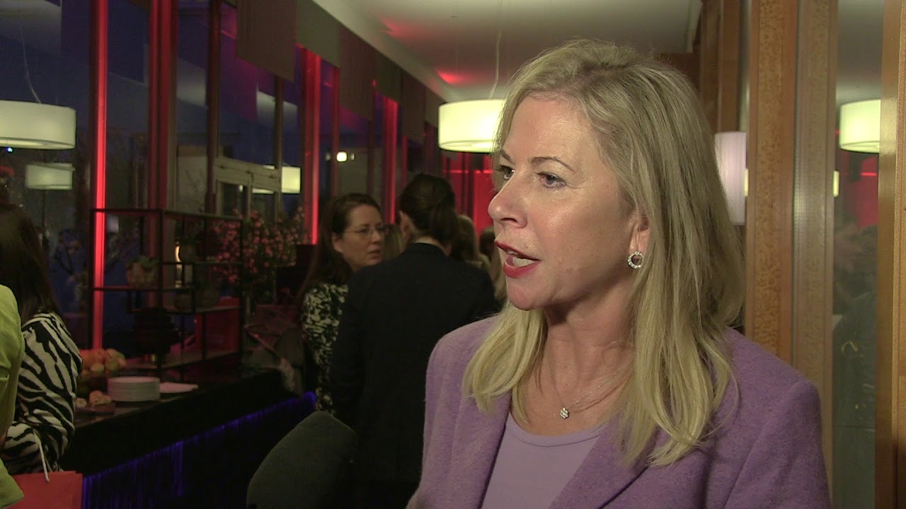 Interview mit Anne Connelly am Fondsfrauen Gipfel 2020 - YouTube