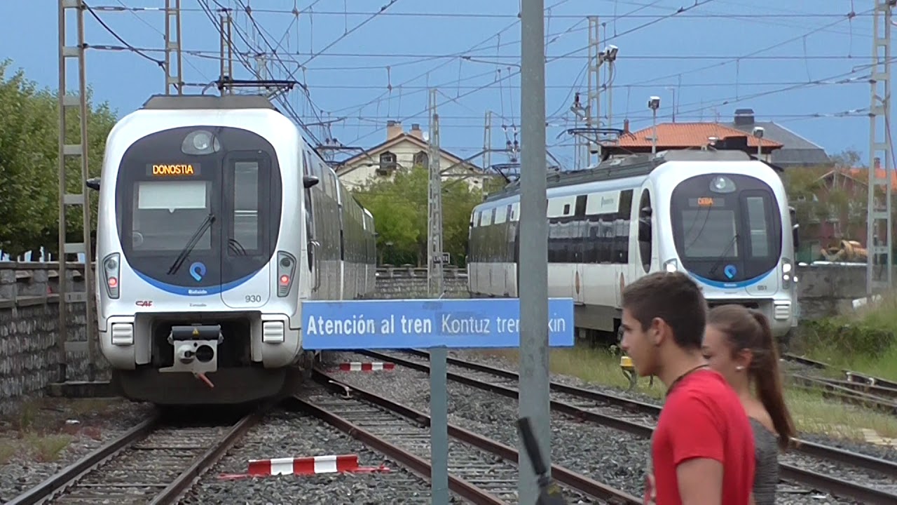 Metro Donostia / Euskotren - 930 saliendo de Deba dirección Amara - YouTube