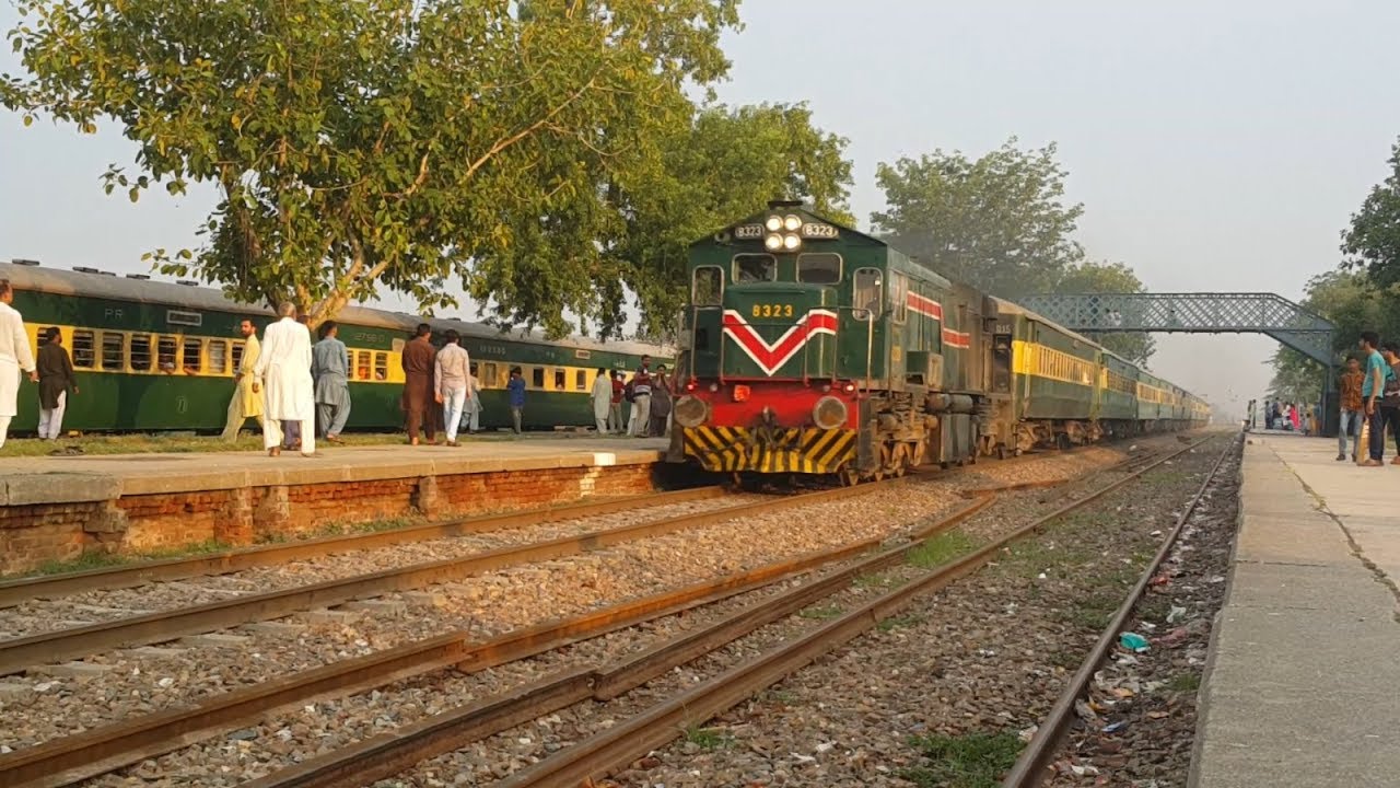 Single Line Train Crossing || Tezgam Express VS Awam Express At Muridke ...