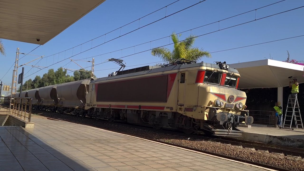 ONCF E-1357 assurant un train de phosphates + E-1402 assurant le TL 902 ...