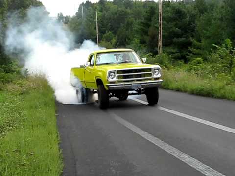 Dodge 440 pickup burnout - YouTube