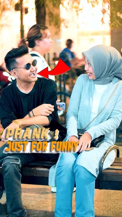 Wanita ukhti ini auto kaget dan tertawa ngakak🤣😍 #viral #funny #comedy #prank #shorts - YouTube