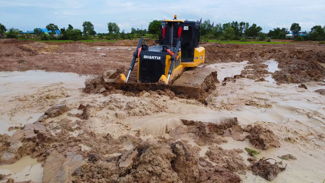 Perfect Action Mud Pushing!! Bulldozer SHANTUI Pushing Mud Soil Into ...