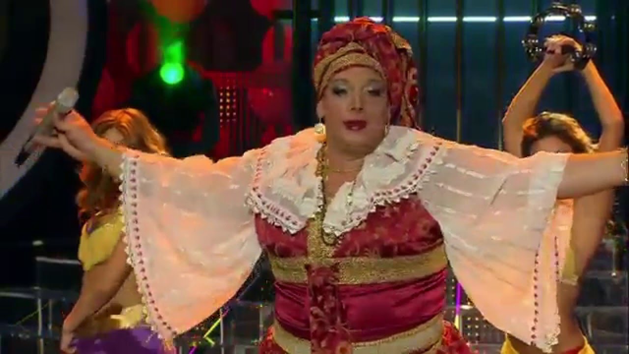 Baby Dooks kao Esma Redžepova: Čaje šukarija - YouTube