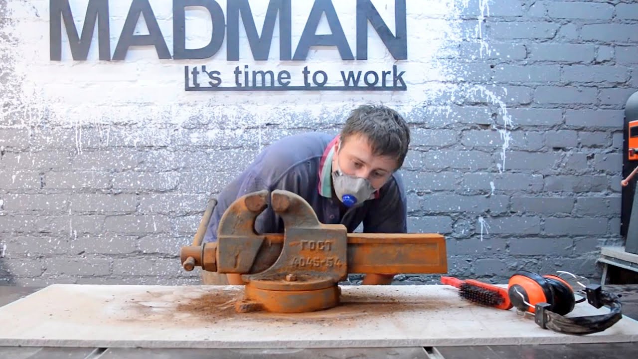 Restoration of the rusty broken vise of 1967 - YouTube