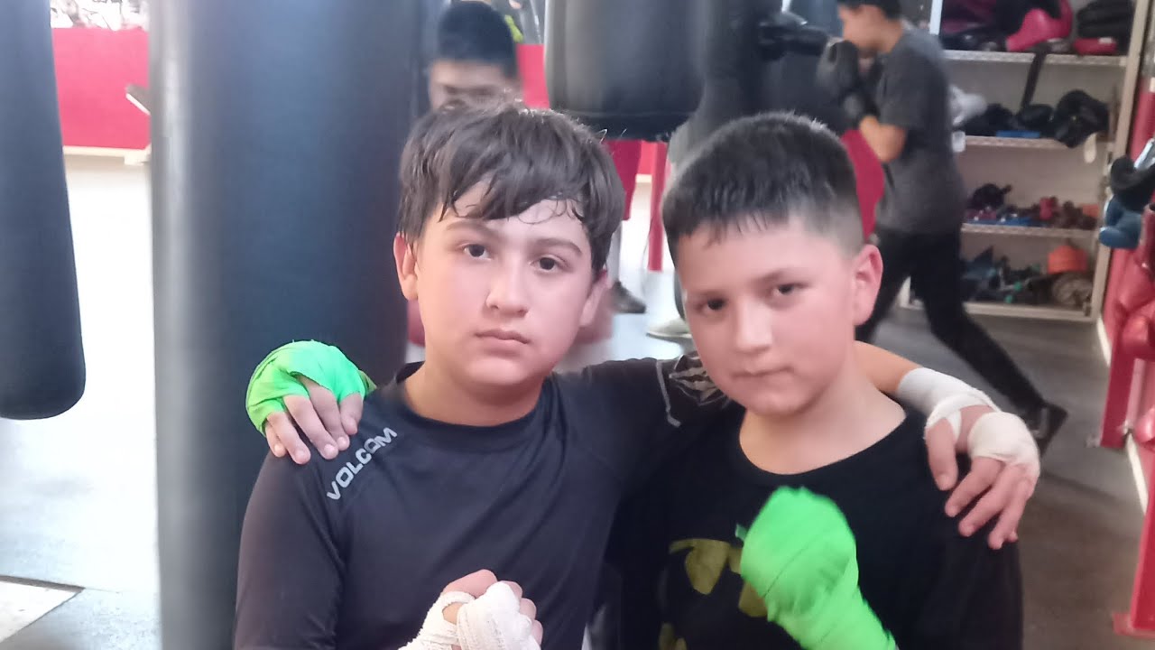 Angel"kFC" gallegos vs ángel Rene. sparing Jr GYM Gallo Aguilar - YouTube