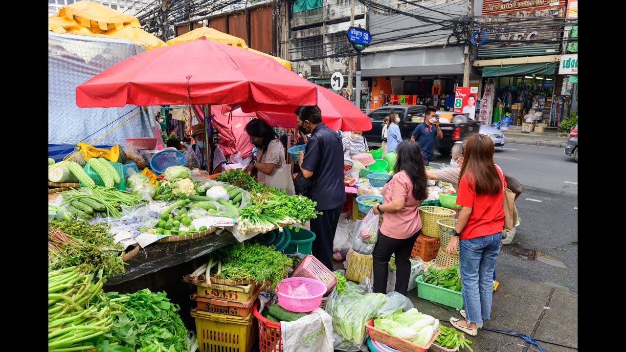 [4K] "Bangrak Night Bazaar" Thai street food on the evening, Bangkok ...