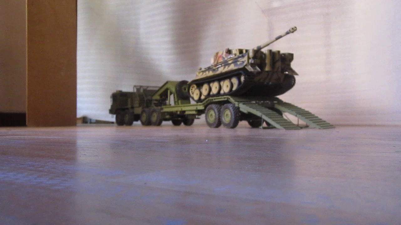 Tanque subiendo a un trailer rc 1/16. Rc truck tank transporter. www ...