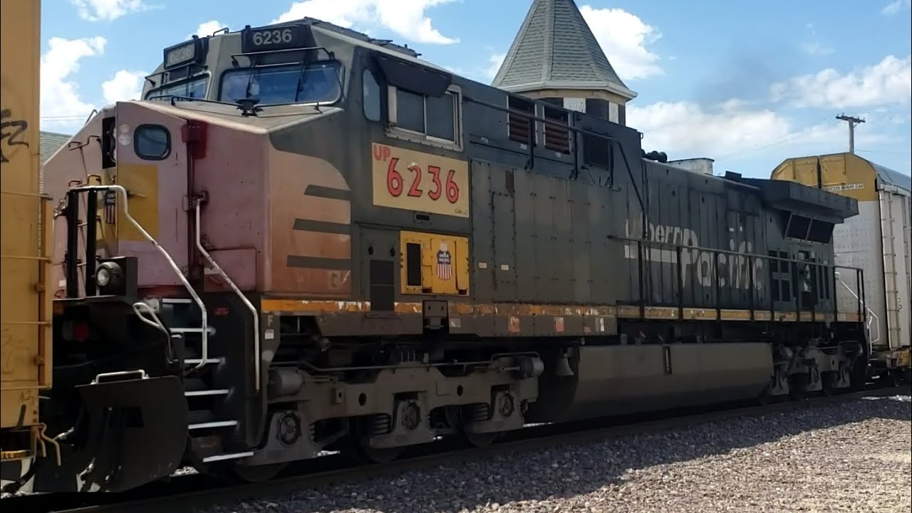 UP 3095 leading a manifest through DeKalb with UP 6236 Ex SP - YouTube